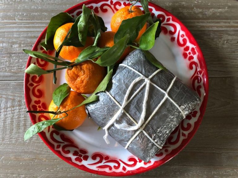 How to Cook, Cut, and Eat Banh Chung Tet Sticky Rice Cakes - Viet World ...